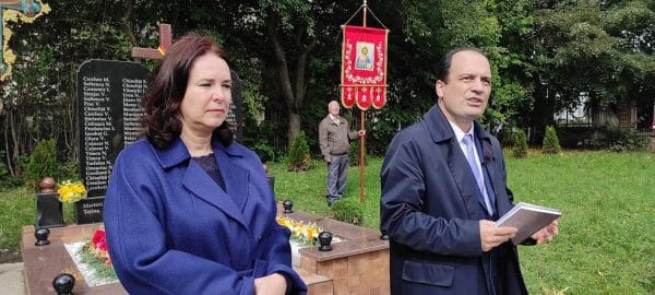 Monument ridicat la Cernăuţi în memoria jertfelor românilor deportați ...